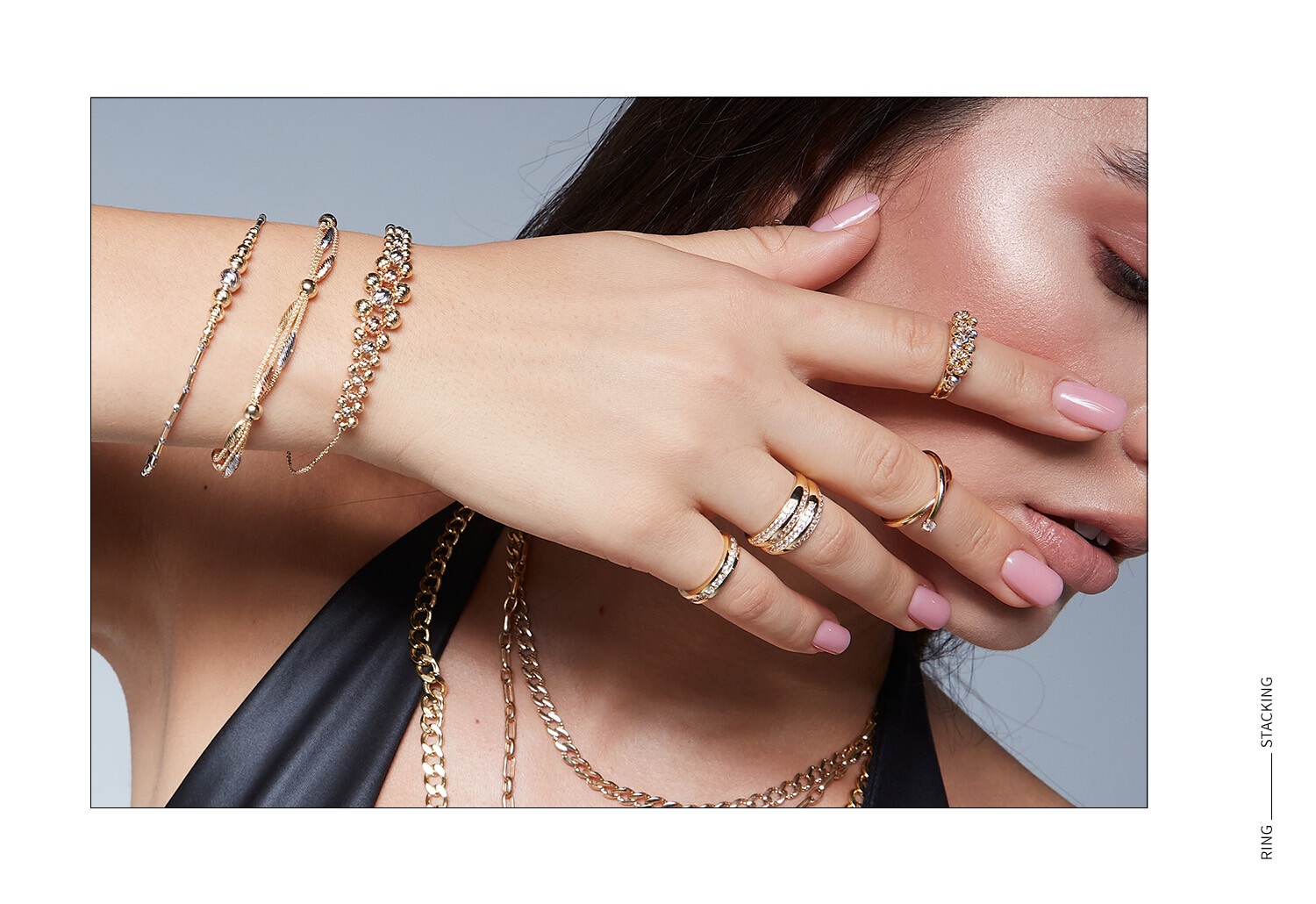 Anillos en la parte alta y baja de los dedos. Origen del ring stacking
